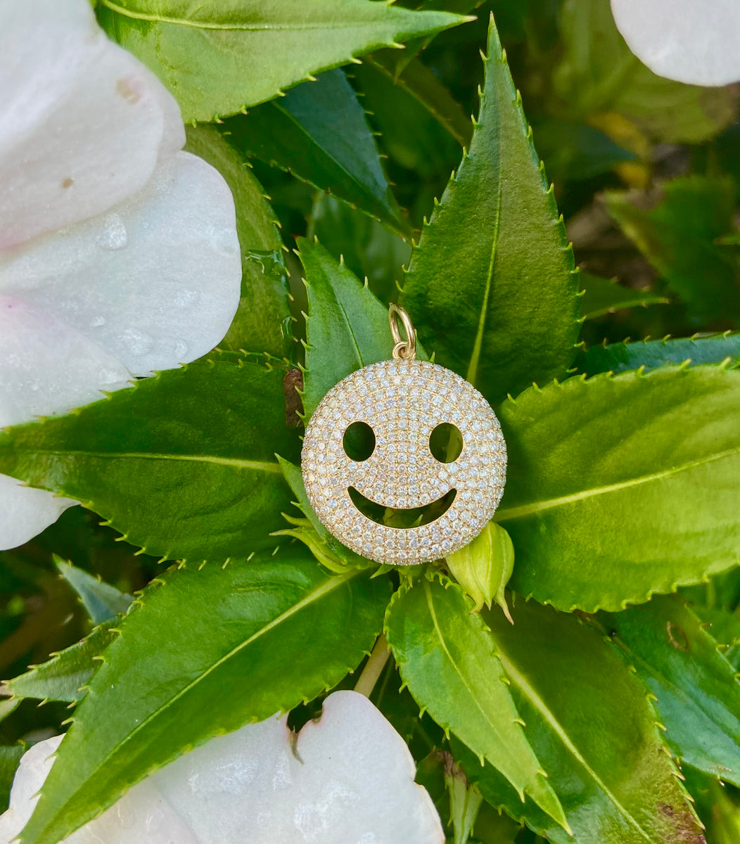 14kg and White Diamond Smiley Face Emoji Pendant – FFJ LLC